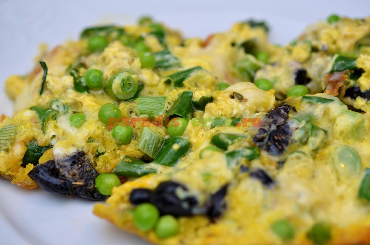 Omletă cu mazăre, brânză şi ceapă verde | Paradis Verde