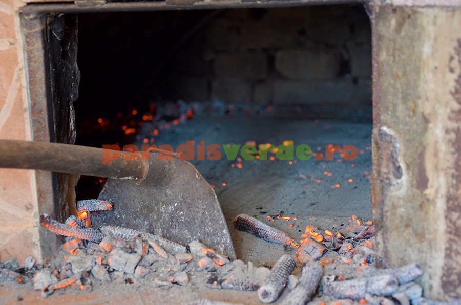Cum se pregăteşte cuptorul de ţară pentru cozonac şi pască | Paradis Verde